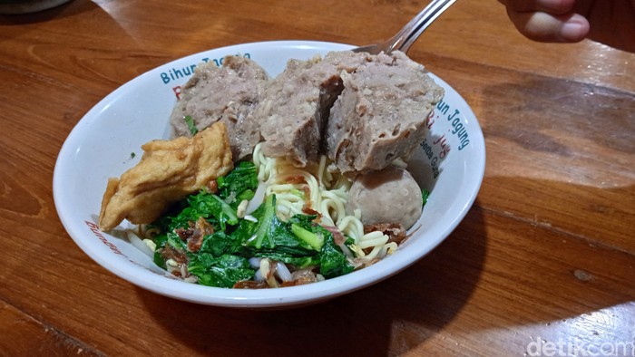 Nikmatnya Bakso Rudal Rp 18 RIbuan di Warung Bakso Pak H. Mien