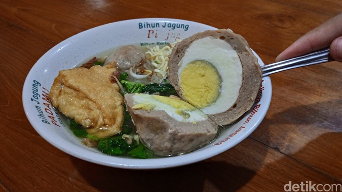 Nikmatnya Bakso Rudal Rp 18 RIbuan di Warung Bakso Pak H. Mien