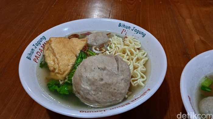 Nikmatnya Bakso Rudal Rp 18 RIbuan di Warung Bakso Pak H. Mien