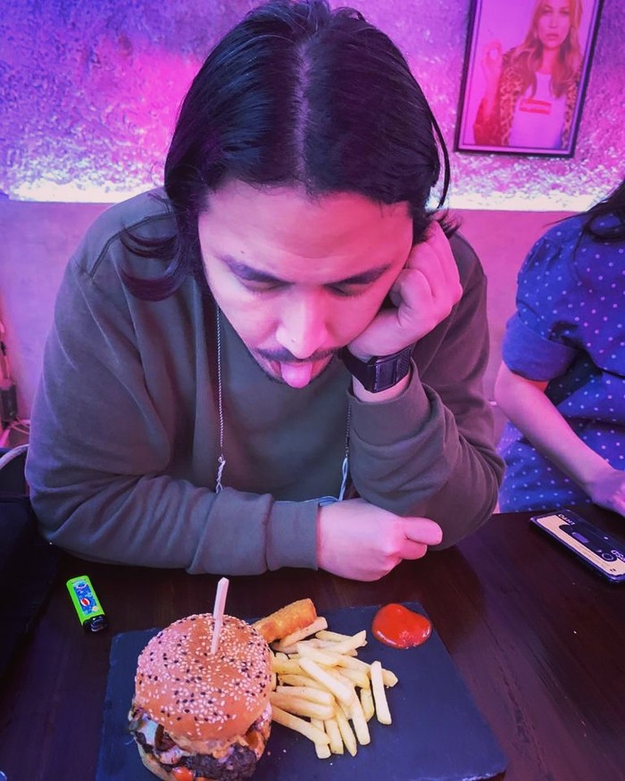 Ello Doyan Burger dan Nasi Goreng, Ini Keseruan Momen Makannya