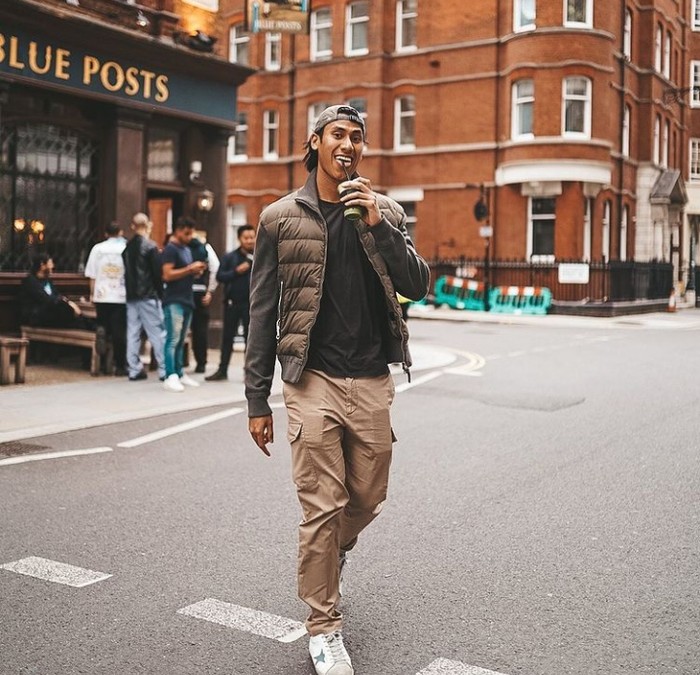 Gaya Keren Sean Gelael Saat Ngopi di London hingga Hangout di Bali