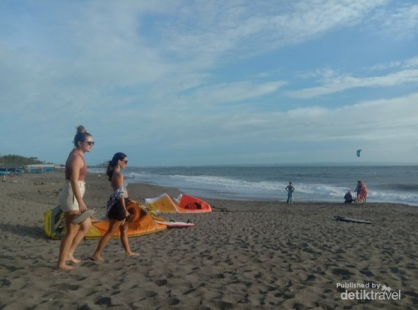 Siang Bolong di Pantai Batu Bolong, Asyik Juga!