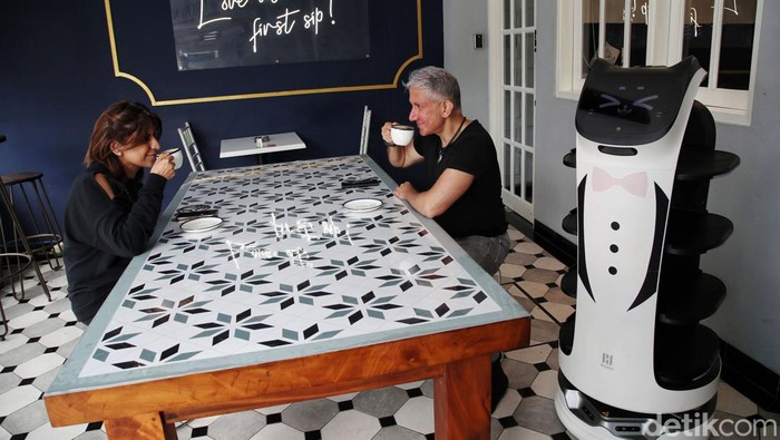 Berkenalan dengan Kittybot, Robot Kucing Pelayan Kafe di Pasar Baru