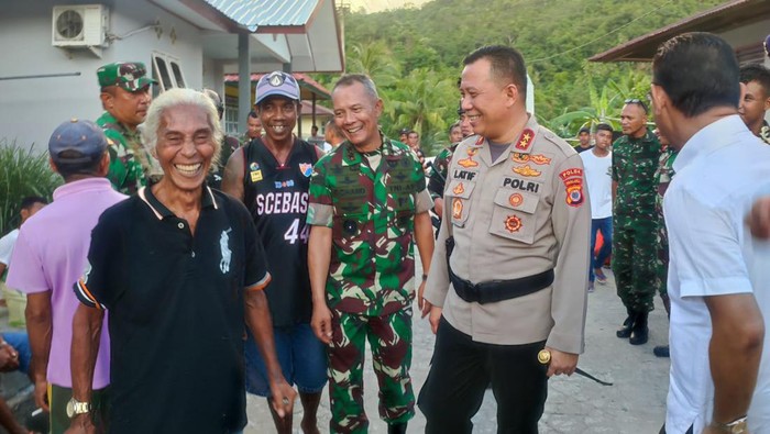 Momen Kapolda Maluku Kunjungi Pengungsi Kariuw di Aboru Momen Kapolda Maluku Kunjungi Pengungsi Kariuw di Aboru