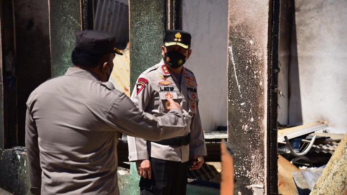 Momen Kapolda Maluku Kunjungi Pengungsi Kariuw di Aboru Momen Kapolda Maluku Kunjungi Pengungsi Kariuw di Aboru