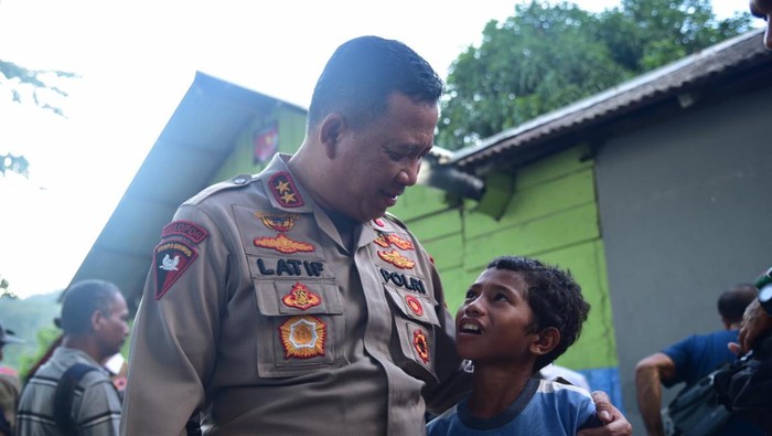 Momen Kapolda Maluku Kunjungi Pengungsi Kariuw di Aboru Momen Kapolda Maluku Kunjungi Pengungsi Kariuw di Aboru