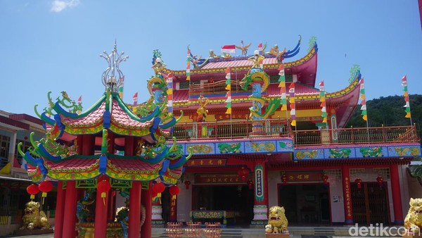 Potret Vihara di Singkawang dengan Mata Air Berkhasiat