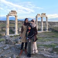 10 Gaya Hijab Adiba, Putri Umi Pipik yang Jadi Pacar Egy Maulana Vikri