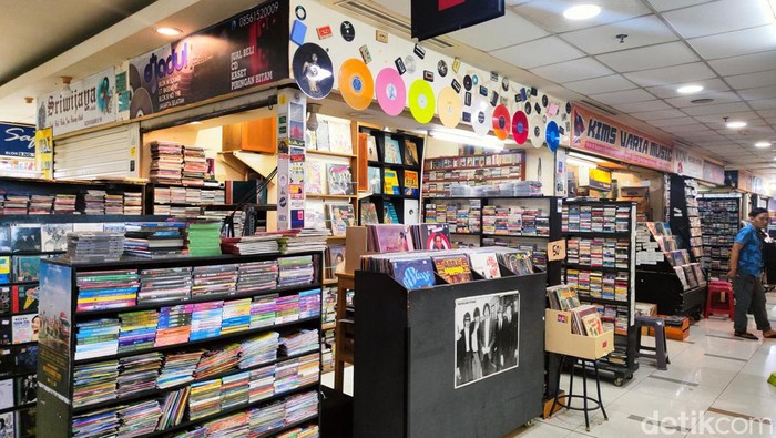 Pedagang Kaset Tetap Bertahan Meski Sepi Peminat
