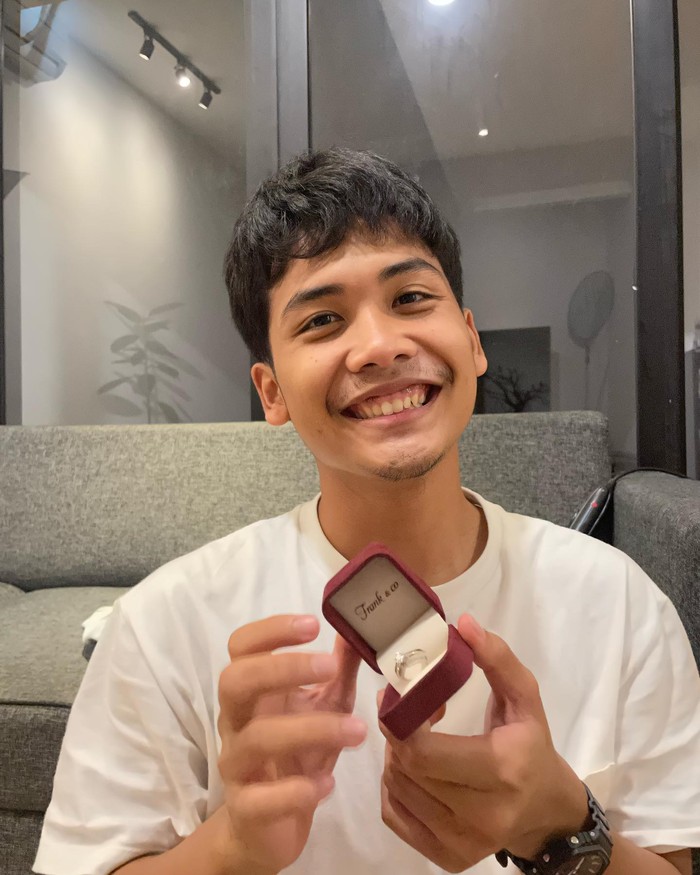 Momen Langka Kebersamaan Bintang Emon dan Alca Octaviani yang Baru Tunangan