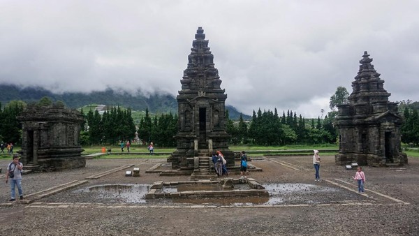 Terpikat Kemolekan Kawah Sikidang dan Candi Arjuna