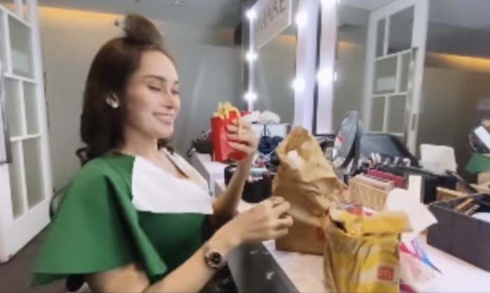 Cantiknya Karra Syam, Presenter Olahraga yang Doyan Ngopi