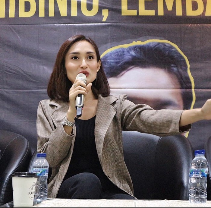Cantiknya Karra Syam, Presenter Olahraga yang Doyan Ngopi