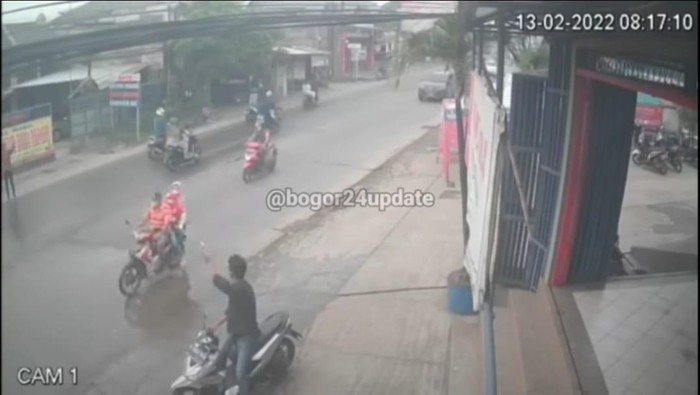 Pencurian Motor di Bogor Terekam CCTV, Pelaku Todongkan Pistol ke Warga Pencurian Motor di Bogor Terekam CCTV, Pelaku Todongkan Pistol ke Warga