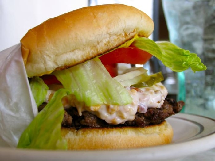 10 Burger Ini Punya Isian Aneh yang Bikin Ragu untuk Melahapnya