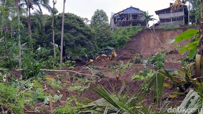 Jalan Terputus dan Listrik Padam Gegara Longsor di Temanggung