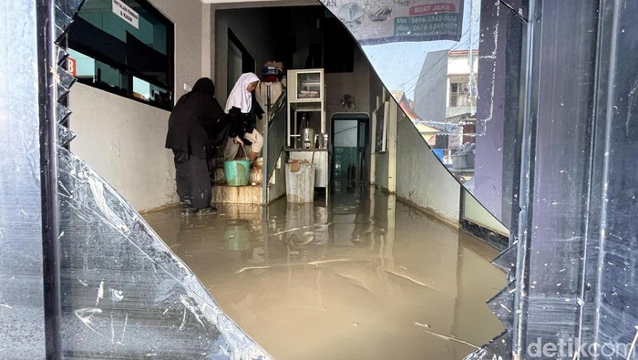 Banjir Mulai Surut, Warga Villa Nusa Indah Bekasi Bersih-bersih Rumah