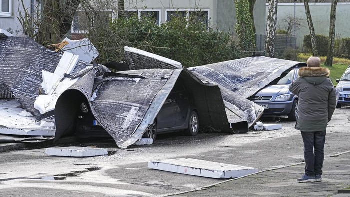 Mobil-mobil di Jerman Ringsek Tertimpa Atap Gegara Badai