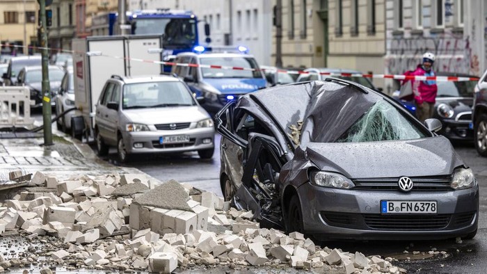 Mobil-mobil di Jerman Ringsek Tertimpa Atap Gegara Badai