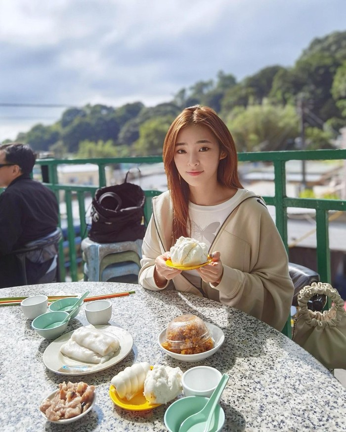 Momen Seru Celina Harto 'Miss Hong Kong' Makan Kuotie dan Dimsum