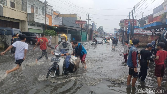 Dorong Motor, Warga Raup Rezeki di Banjir Kopo Sayati Bandung