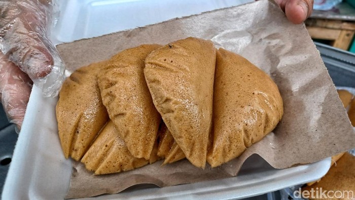 Mencicipi Kue Apem Khas Makassar di Bandung