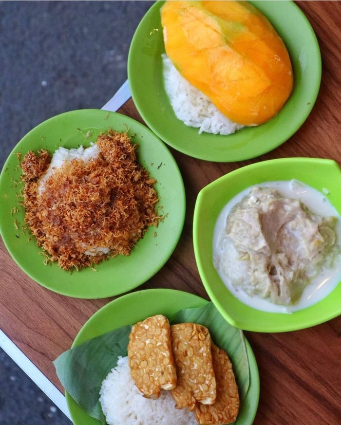 Legit Pulen! 20 Ketan Susu Aneka Topping Ada di Sini