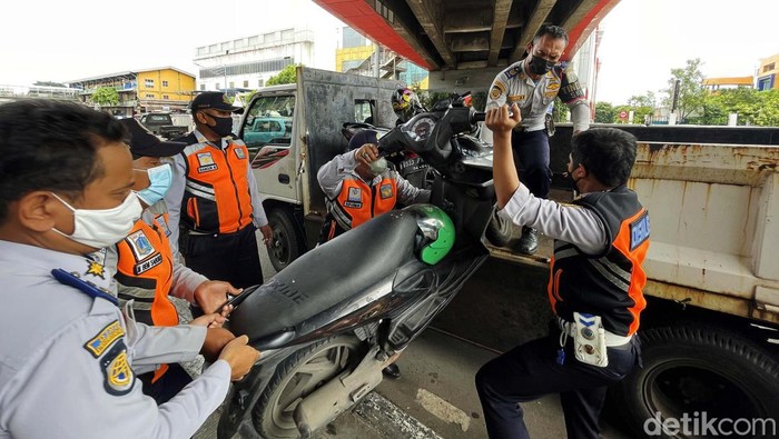 Nah loh! Dishub Angkut Motor Parkir Liar di Senen