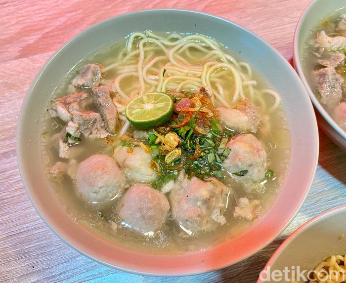 Gurihnya Nagih! Bakso Urat ala Pontianak dengan Taburan Daun Ketumbar