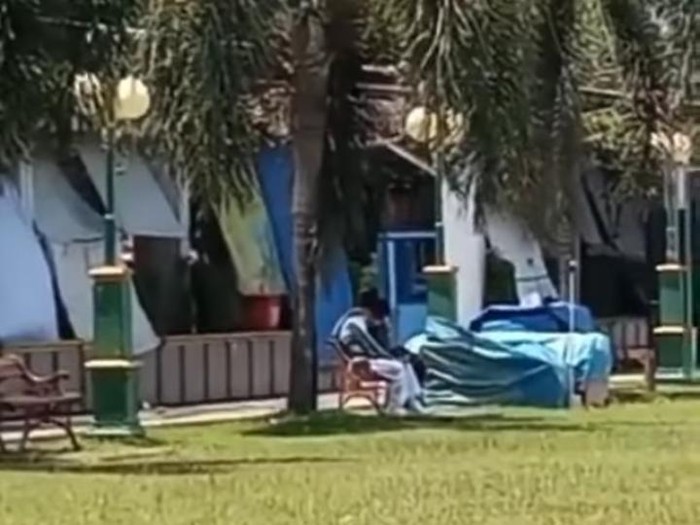 Viral Video Remaja Berseragam Sekolah Bermesraan di Alun-alun Batang Viral Video Remaja Berseragam Sekolah Bermesraan di Alun-alun Batang