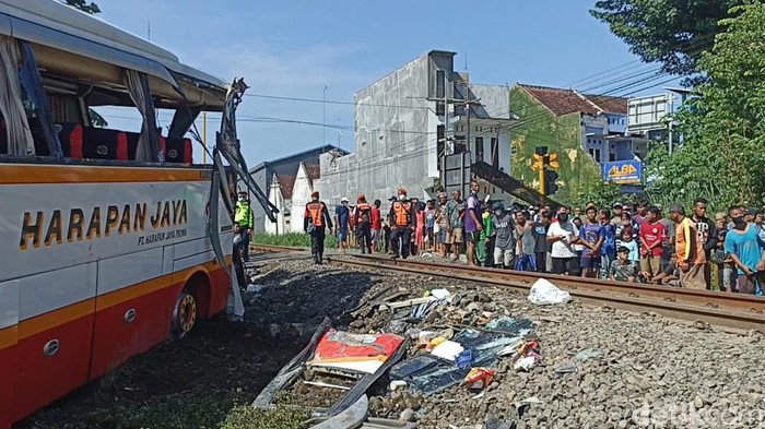 Penampakan Bus Tertabrak Kereta Api yang Tewaskan 4 Orang