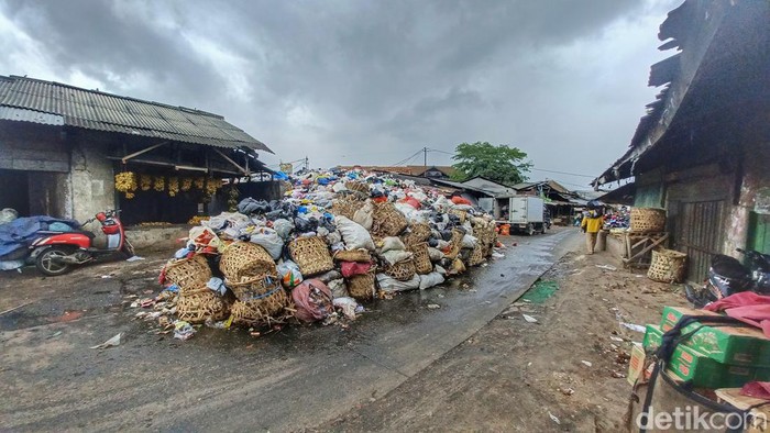 Jorok! Sampah Menumpuk di TPS Pasar Majalaya hingga Menghalangi Jalan