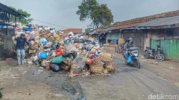 Jorok! Sampah Menumpuk di TPS Pasar Majalaya hingga Menghalangi Jalan