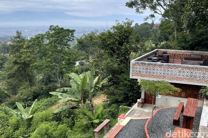 Di Bukit Pakar Bandung, Berkeringat Dahulu, Ngopi-ngopi Kemudian