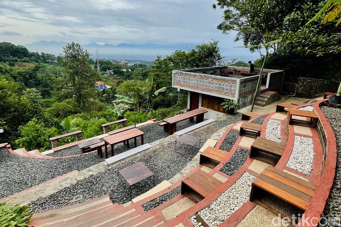Di Bukit Pakar Bandung, Berkeringat Dahulu, Ngopi-ngopi Kemudian