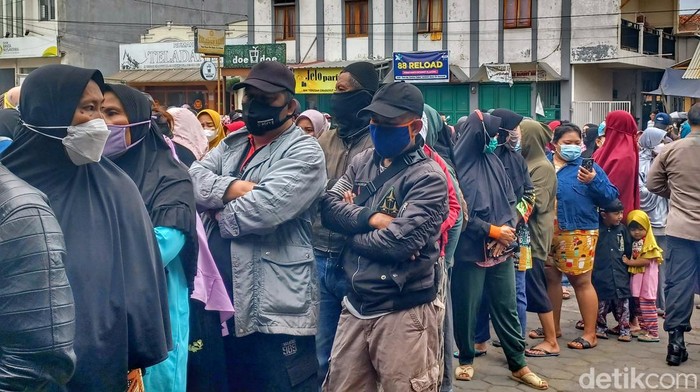 Minyak Goreng Masih Langka, Warga Cibaduyut Rela Antre Sejak Pagi Minyak Goreng Masih Langka, Warga Cibaduyut Rela Antre Sejak Pagi