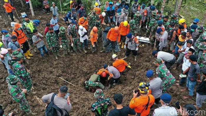 Momen Tim Sar Gabungan Temukan Jasad Korban Gempa Pasaman