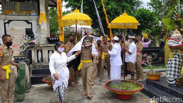 Jelang Nyepi, Umat Hindu di Magelang Arak Ogoh-ogoh Keliling Pura Jelang Nyepi, Umat Hindu di Magelang Arak Ogoh-ogoh Keliling Pura