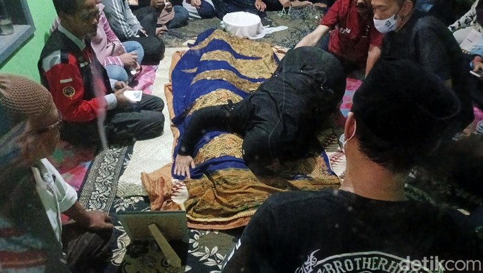 Isak Tangis Sambut Kedatangan Jenazah Nanay Berlyn di Cileunyi Isak Tangis Sambut Kedatangan Jenazah Nanay Berlyn di Cileunyi