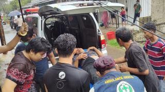 Kakek di Tangerang Terluka Tertimpa Pohon Tumbang, Gerobak Hancur Kakek di Tangerang Terluka Tertimpa Pohon Tumbang, Gerobak Hancur