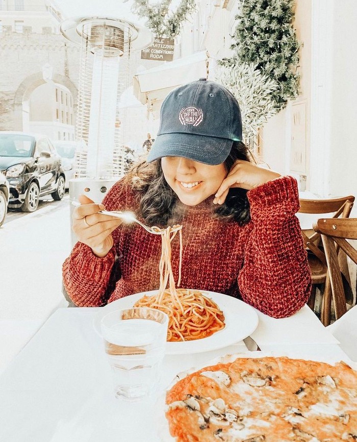 10 Potret Nessie Judge saat Menikmati Pasta dan Pizza