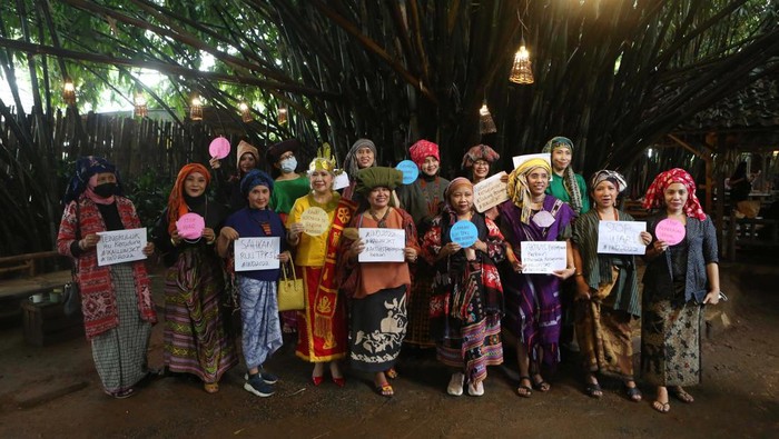 Aktivis Perempuan Berkain Peringati International Women Day