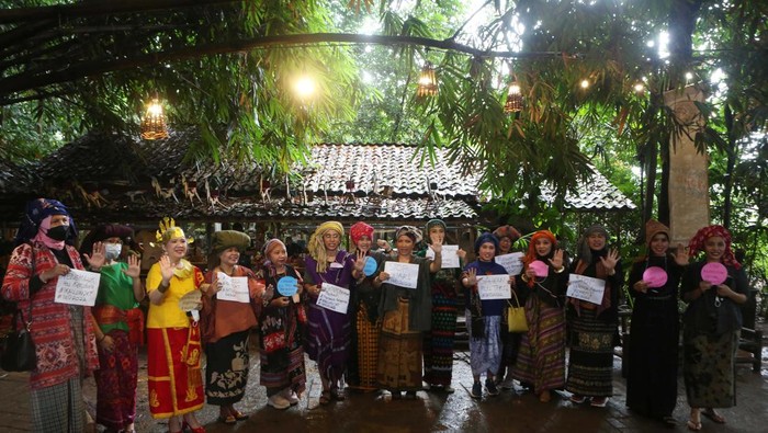 Aktivis Perempuan Berkain Peringati International Women Day