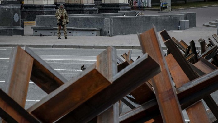 Potret Kota Kyiv Berhias Barikade Anti-tank