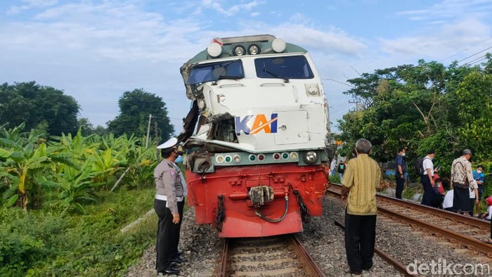 Dua Truk Tertabrak Kereta Api di Lamongan Dua Truk Tertabrak Kereta Api di Lamongan
