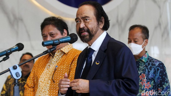 Beda Perlakuan Surya Paloh Saat Disambangi Airlangga dan AHY Beda Perlakuan Surya Paloh Saat Disambangi Airlangga dan AHY
