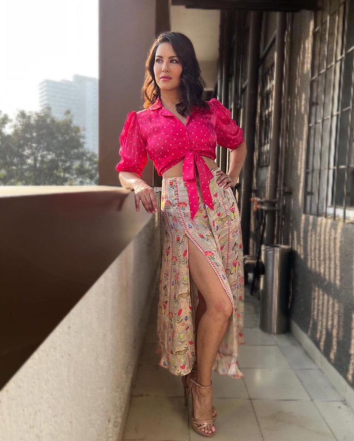 Potret Sunny Leone, Lawan Main Shah Rukh Khan yang Gerah Tampil Seksi