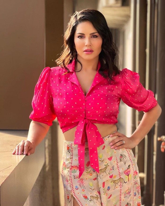 Potret Sunny Leone, Lawan Main Shah Rukh Khan yang Gerah Tampil Seksi