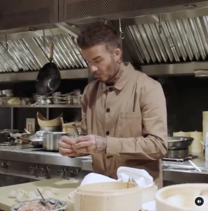 10 Gaya Keren David Beckham Saat Masak Bareng Chef hingga Harper Beckham!