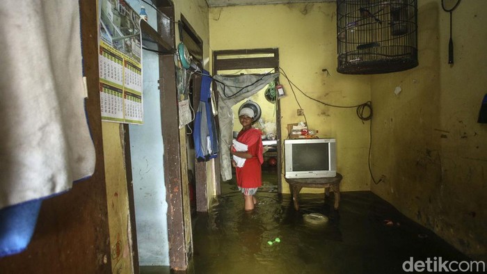 Potret Aktivitas Warga di Tengah Banjir Duren Sawit, Jakarta